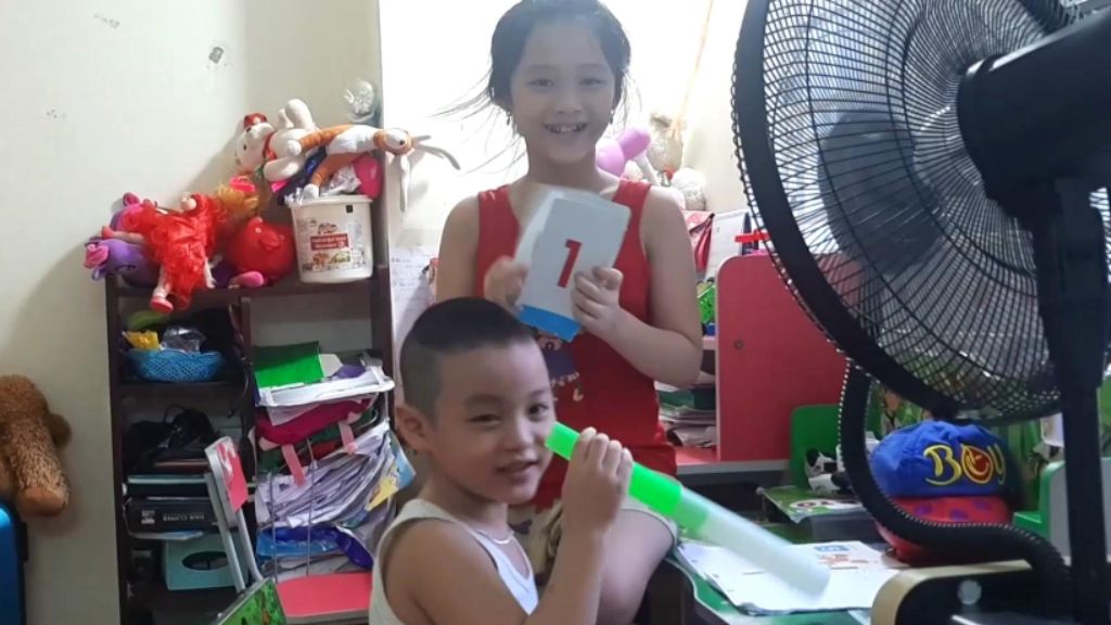 Hai chị em Gia Linh em Cò tự học bài ở nhà mẹ giao Gia Linh dạy em Cò ...