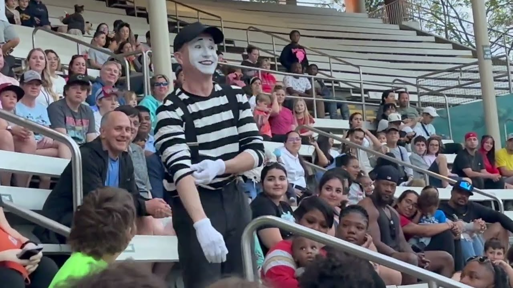 HILARIOUS Dean The SeaWorld Mime (ARRIVE EARLY) - COS.TV