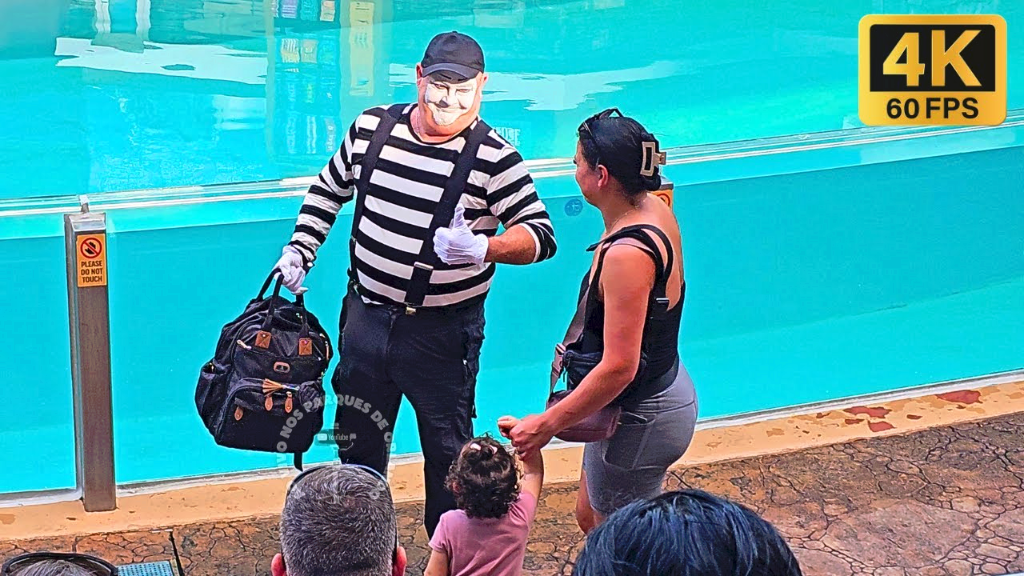 Tom, SeaWorld Orlando's best-known mime 😎😂藍🎭 #tomthemime #seaworldmime #funny - COS.TV