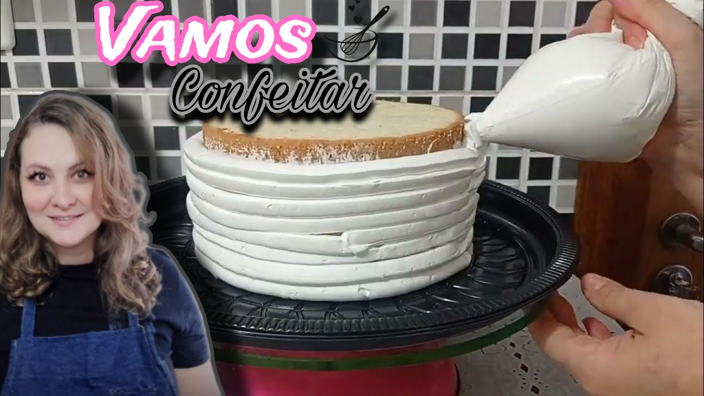 Confeitando bolo de morango com chocolate branco ☺️ - COS.TV