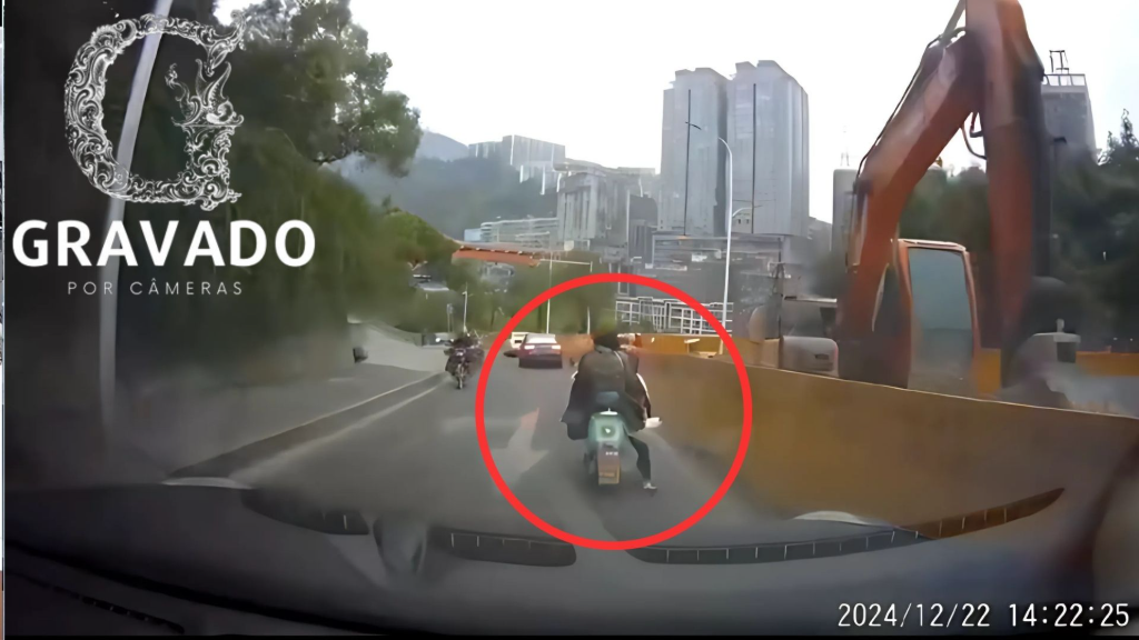 Criança se desequilibra e cai da moto no meio da rua,felizmente o ...