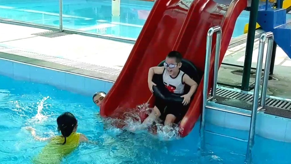 Gia Linh em Cò đi tắm bể bơi cùng bố chơi trò Cá mập rút chân - COS.TV