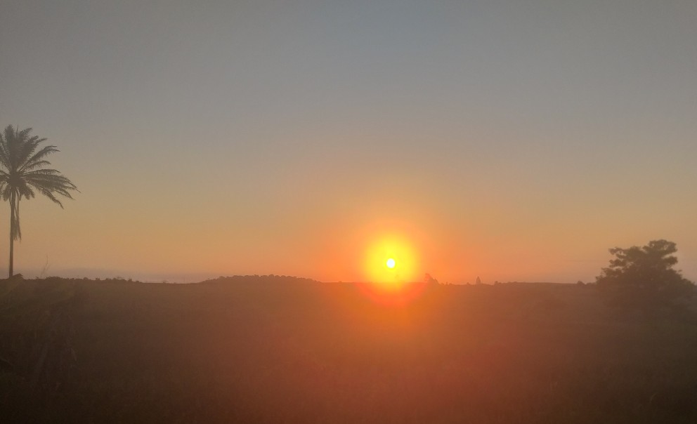 Veja nesse vídeo um incrível por do sol, olhe que lindo o horizonte ...