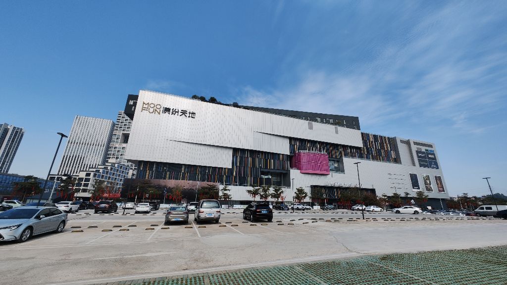 HUGE outlet mall - COS.TV