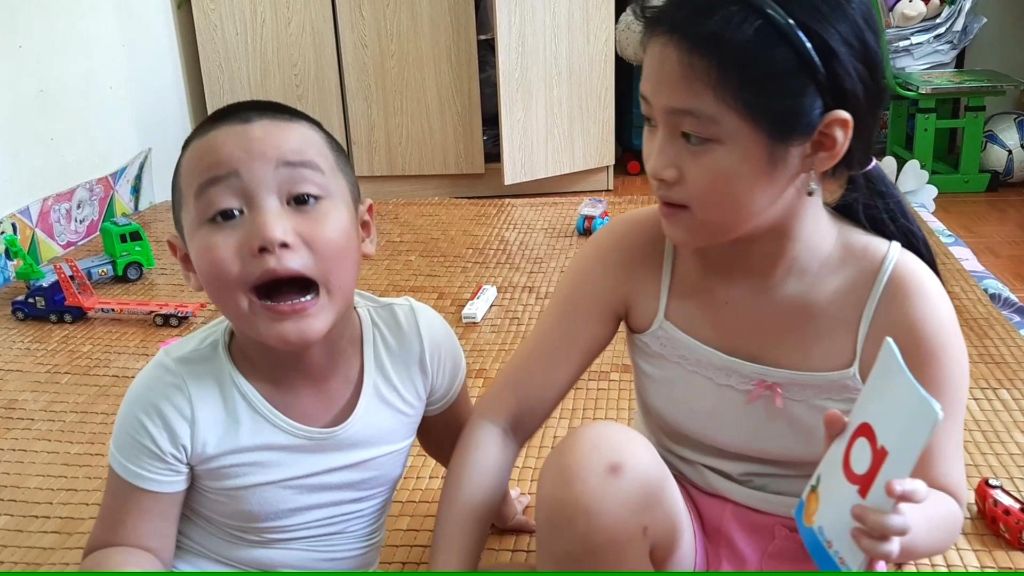 Gia Linh em Cò bị chị Silent Sea tịch thu lại đồ ăn Bánh Kẹo Thạch vì học tập không hiệu quả ...