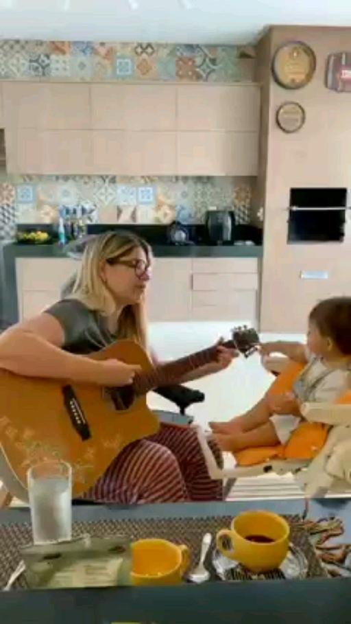 Marília Mendonça cantando para o filho Léo - COS.TV